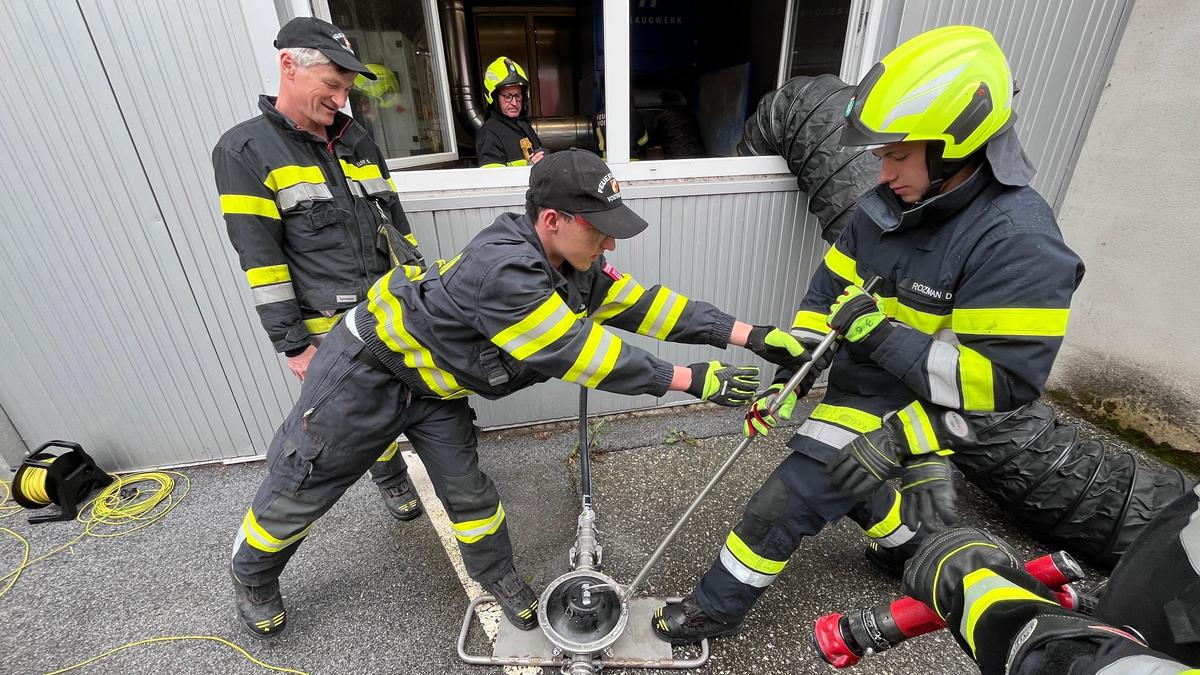 Großeinsatz: Bei Chemieunfall in Industriebetrieb entstand ... Großeinsatz: Bei Chemieunfall in Industriebetrieb entstand ...